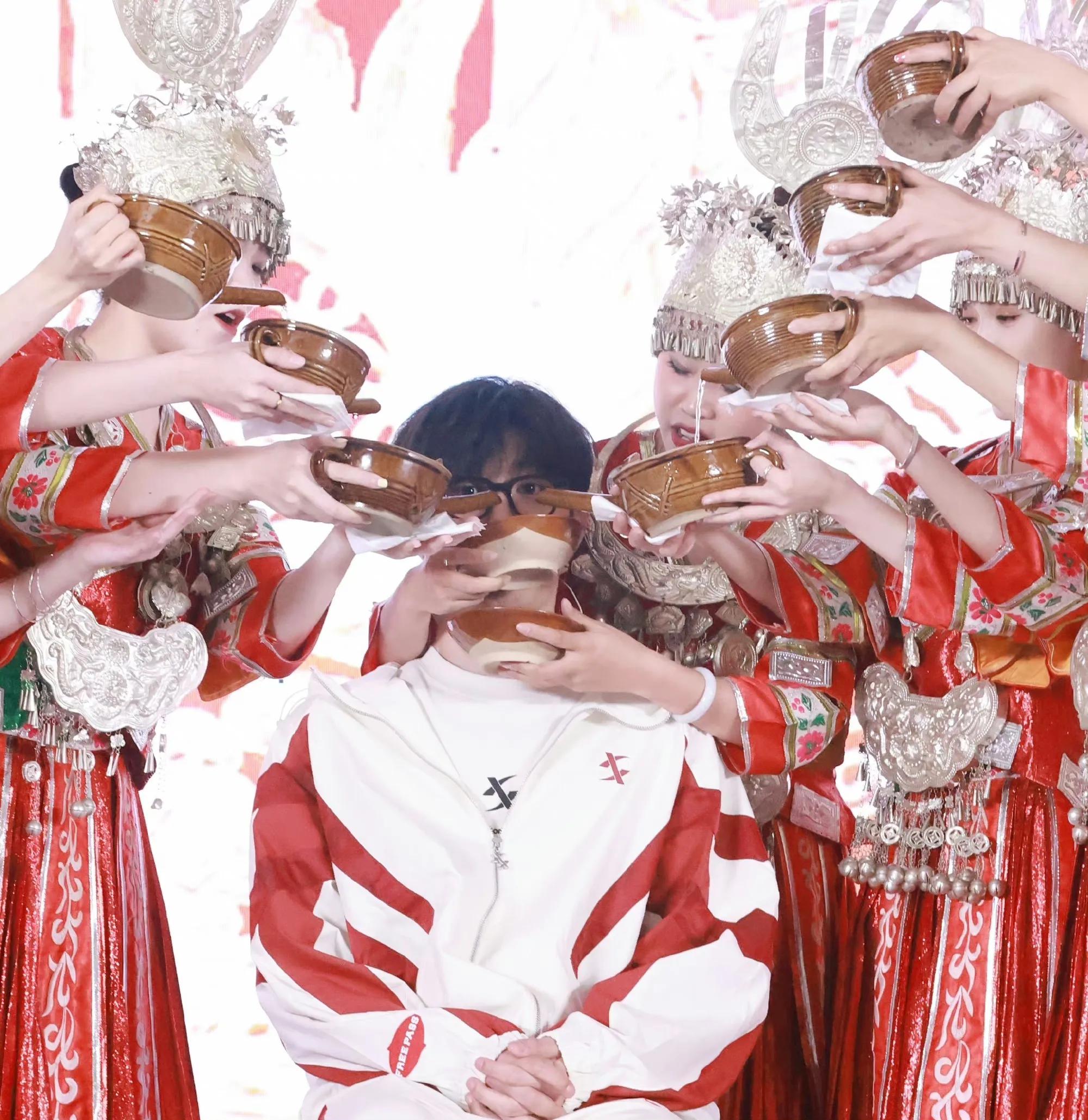 The longest minute of Fan Chengcheng's life: surrounded by a group of ...