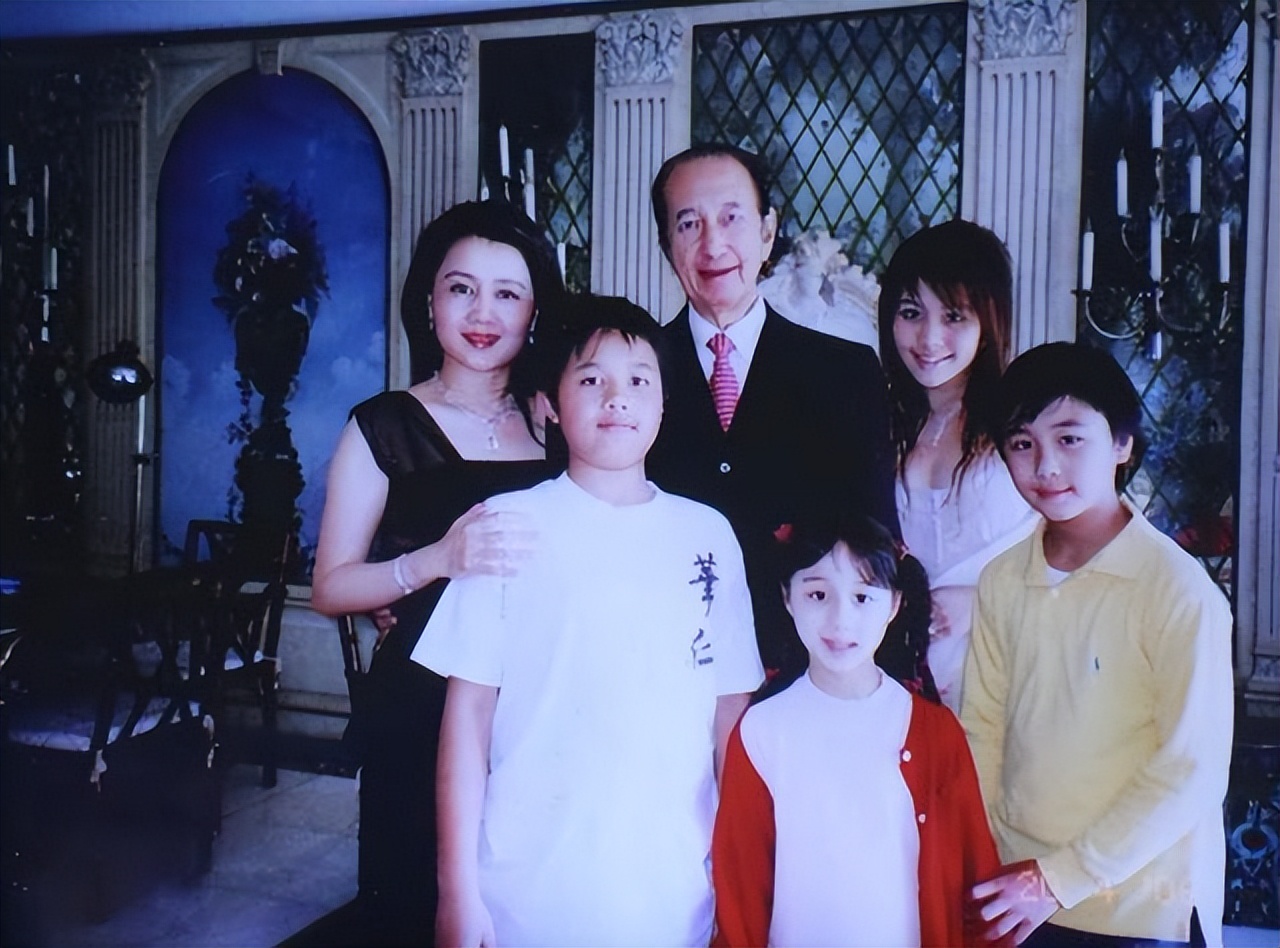 He Youjun and his brothers and sisters traveled to Thailand together ...
