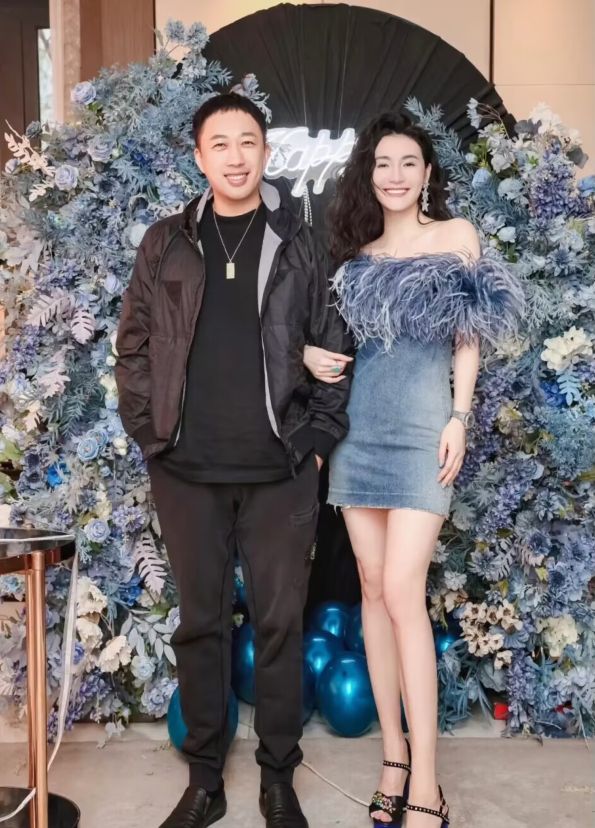 Yao Di participated in Sun Jingjing's birthday party, and she was in ...