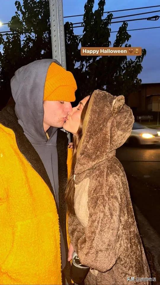 Hailey Bieber Wears Versace Vampire Costume for Halloween Fashion - iNEWS