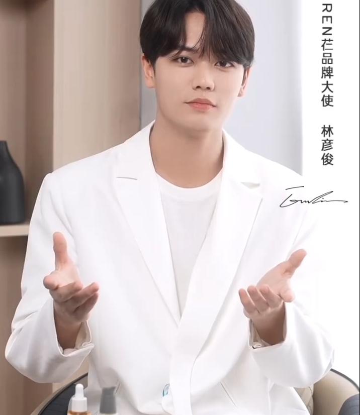 Lin Yanjun, the first brand ambassador of REN, with a bright smile and ...