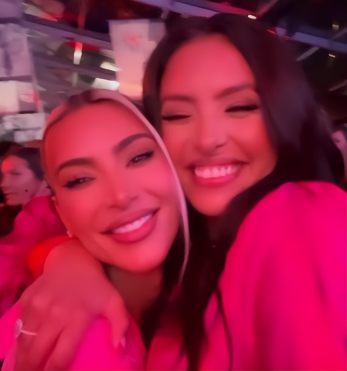 Vanessa and Kim Kardashian's famous sisters took a group photo, and the ...