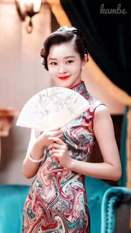These female stars wear cheongsams with different charms - iNEWS