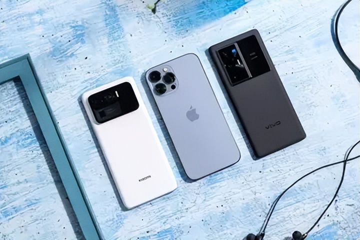 What is the difference between more than 1,000 mobile phones and 7,000 ...