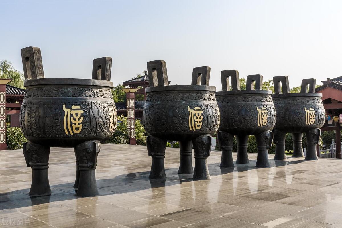 After Dayu established the Xia Dynasty, he used the copper tribute from ...