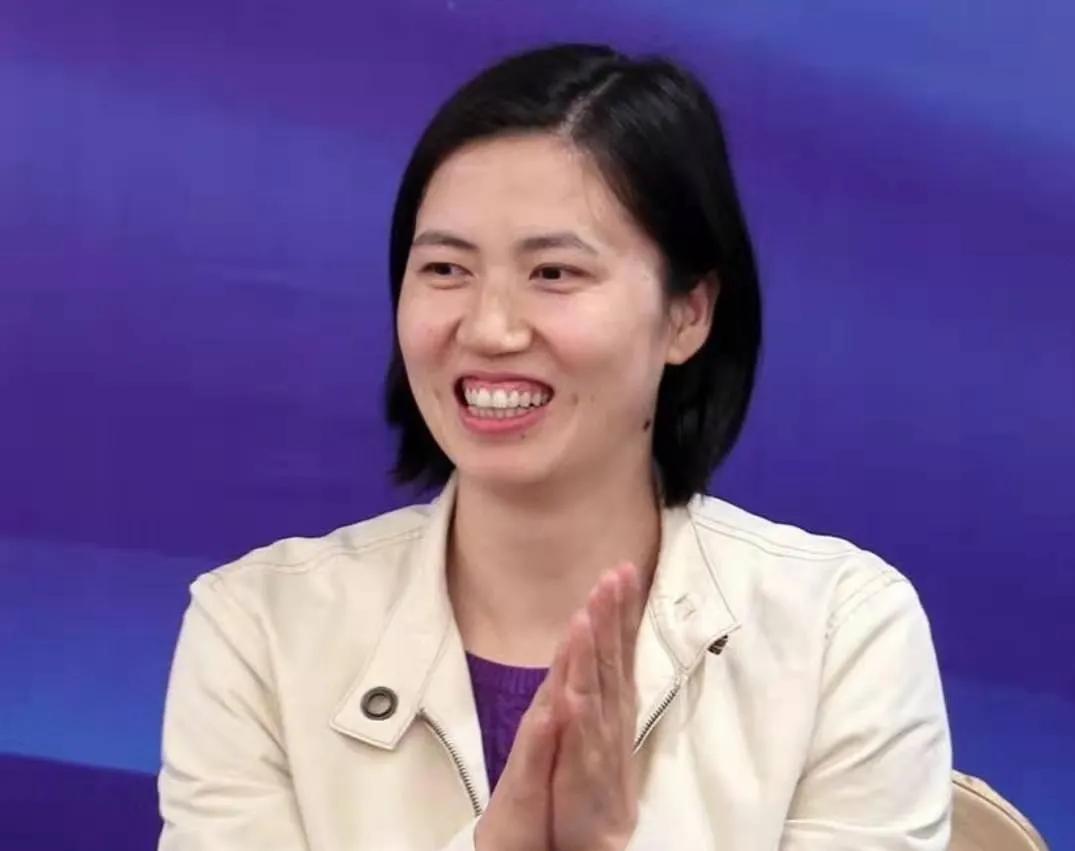 Zhou Suhong divorced her paralyzed husband and remarried to a rich man after 2 years. At the age ...