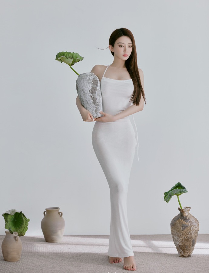 Actress Zhou Linjia shared a beautiful photo of a white backless dress ...
