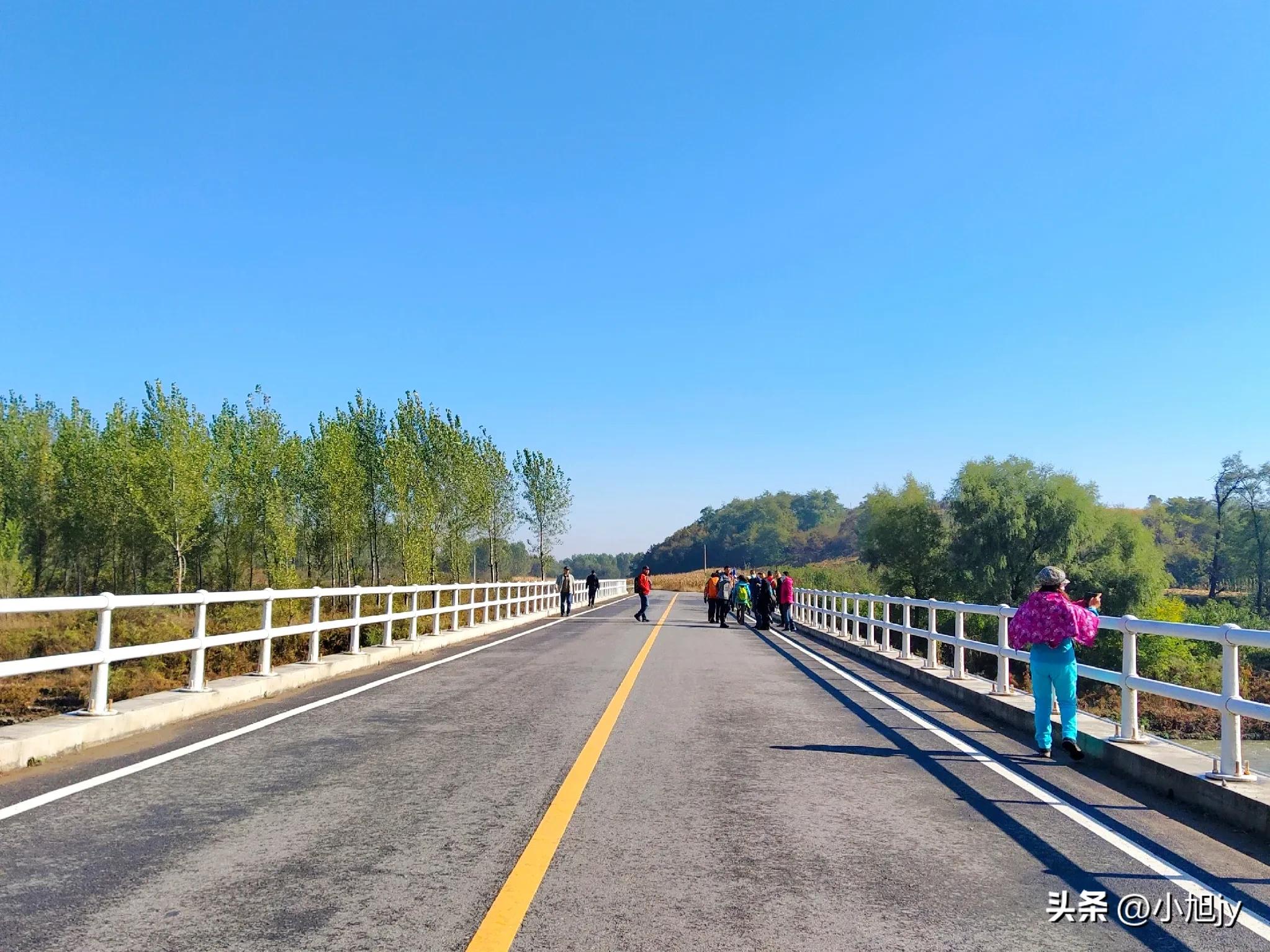 A hiking trail from Liaoyang Xiaotun to Jiangjiawan Village in the cold ...
