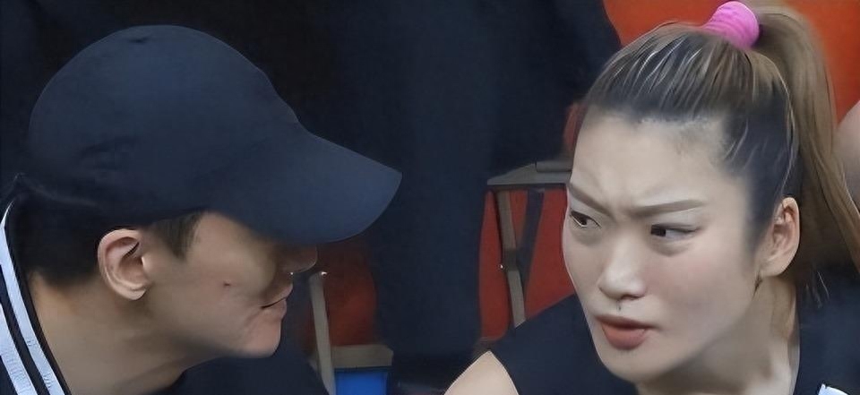 Li Meng accompanied her husband Zhang Long to the supermarket to buy ...