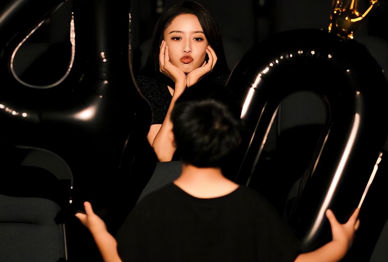 Zhu Lingling accompanied her second husband to attend the group ...