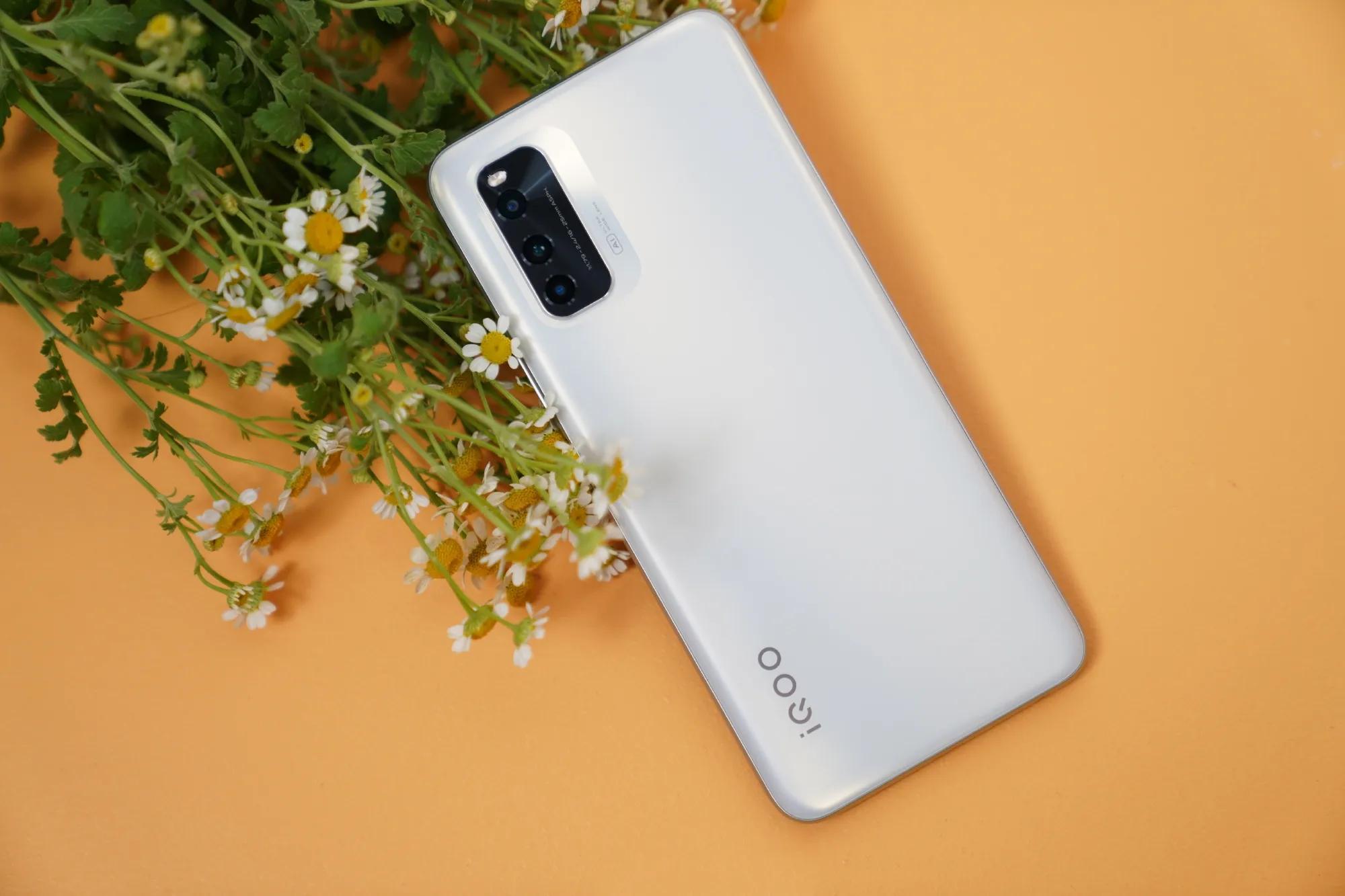 Two phones with a budget of around 1800 and equipped with the ...