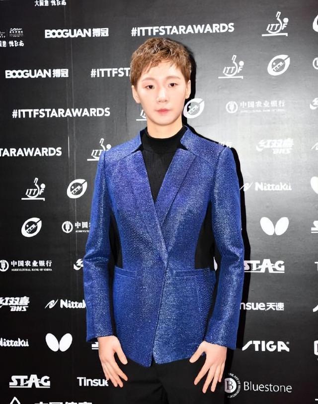 The handsome Wang Manyu took a photo with Qian Tianyi in a long dress ...