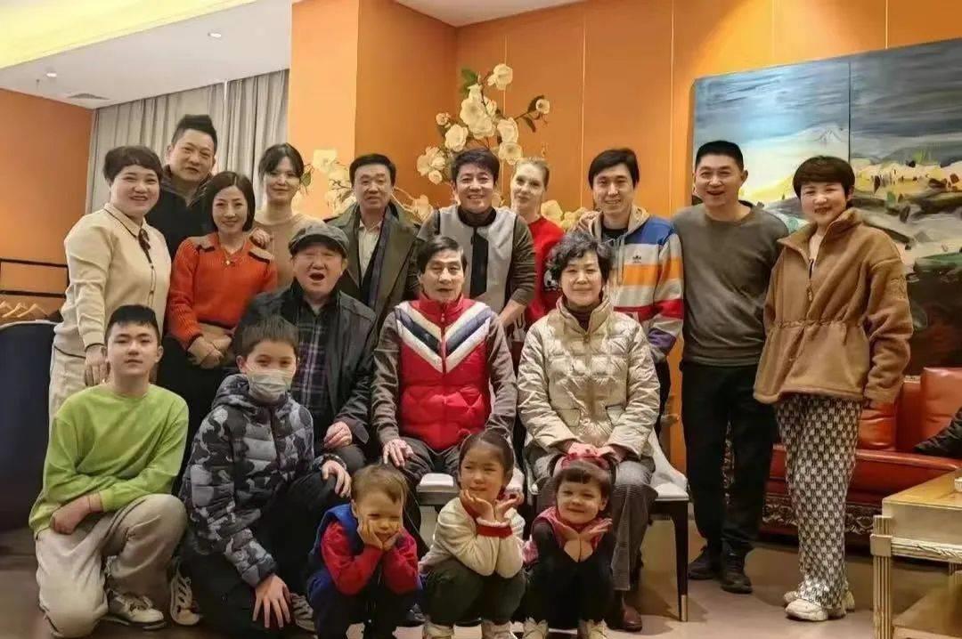 Sa Beining's family of four appeared hiking in the mountains. His wife ...