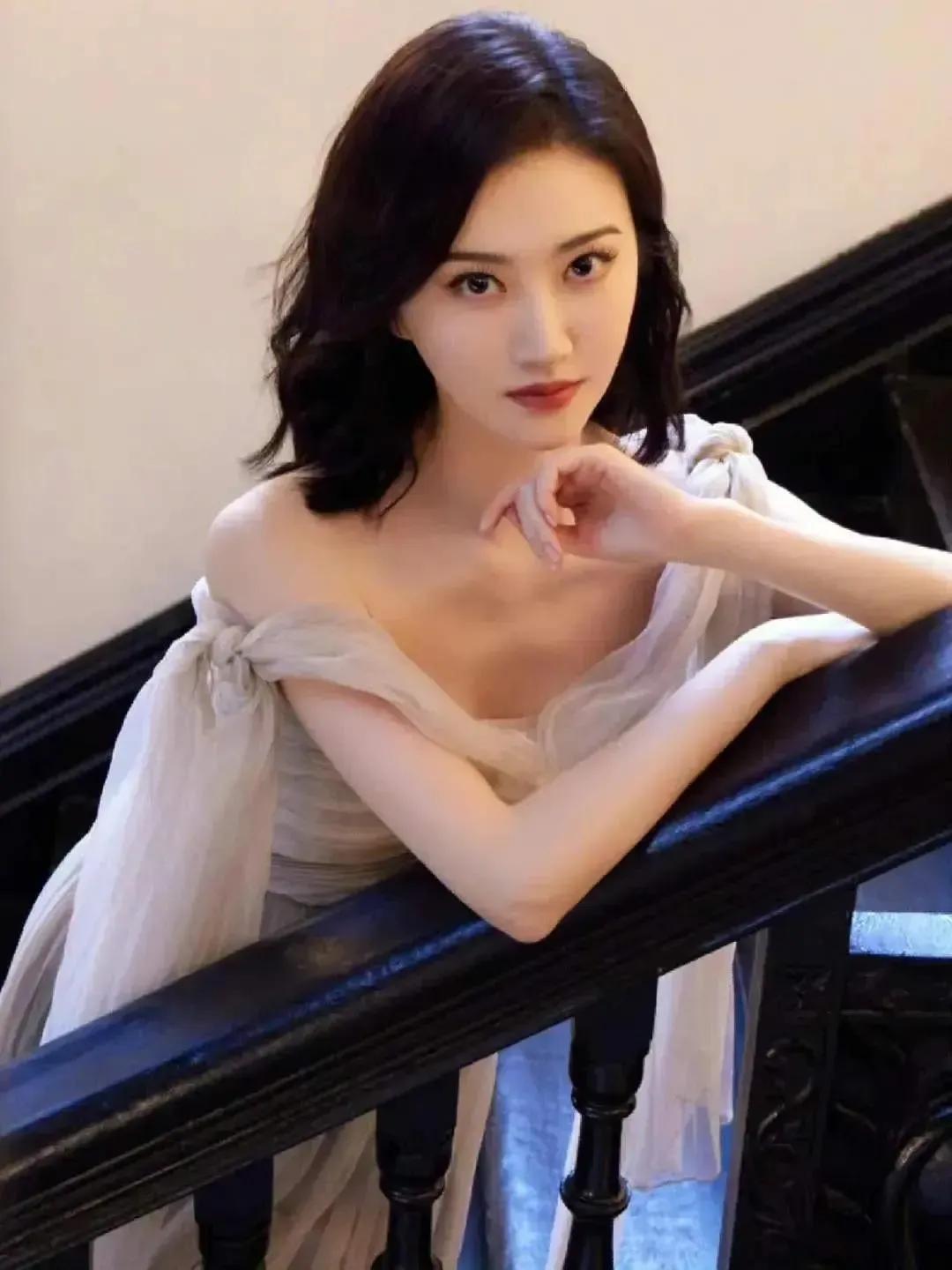 Jing Tian: Long skirt, fair skin and beautiful appearance, so beautiful ...