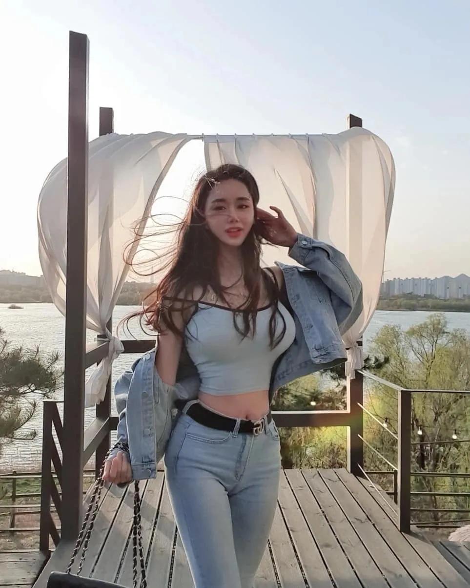 Korean supermodel Candyseul, with her S-class figure, has become an ...
