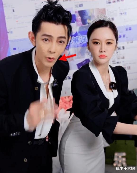 41-year-old Wang Dongcheng sells shapewear on live broadcast, and sings ...