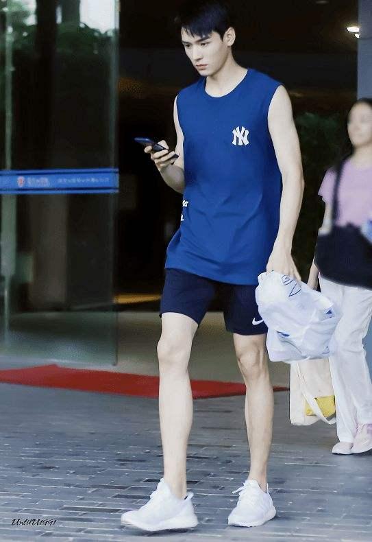 Gong Jun showed his abdominal muscles in large pieces, and the uncles ...