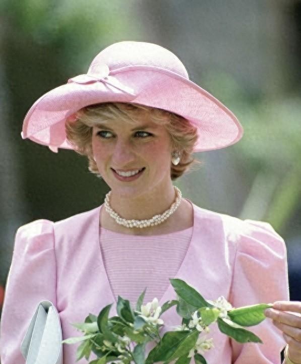 After the car accident in 1997, the paparazzi took a real shot of Diana ...