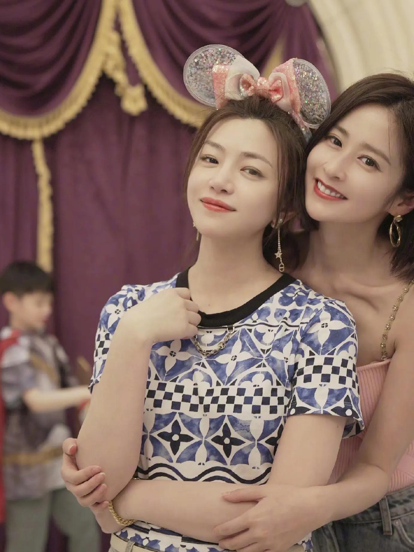 Michelle Chen and Ying Er took their two babies to Disneyland to play, and their son Xiao ...