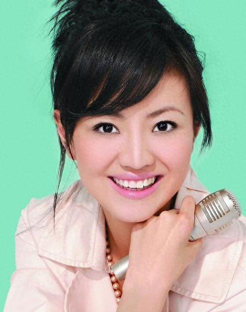 She was once the most beautiful host of CCTV. She lived with Sa Beining ...