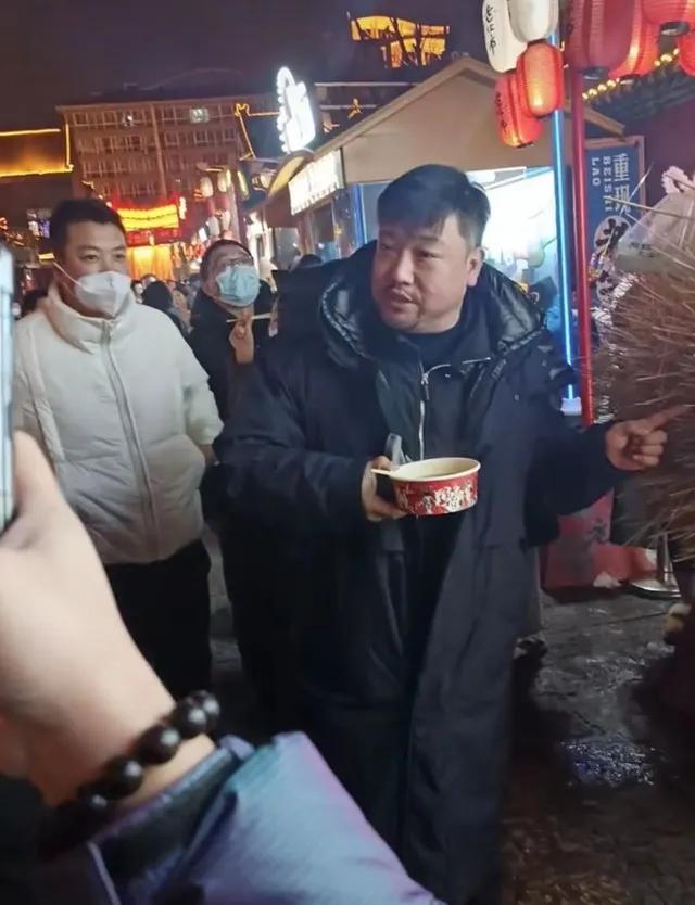 A netizen ran into Jia Bing at the night market, happily eating snacks ...