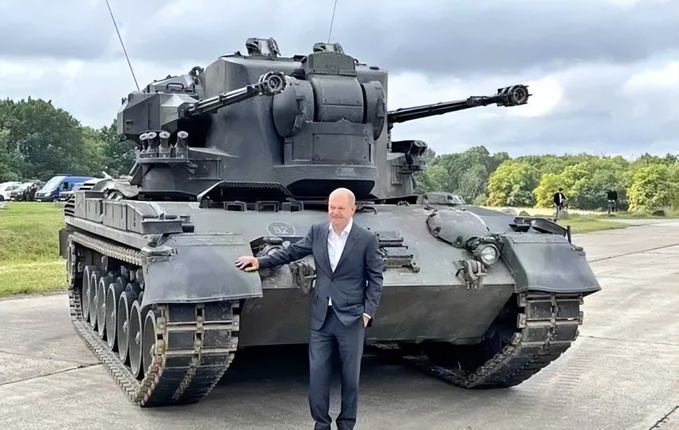 German Chancellor Schultz arrives at the training ground.How many ...