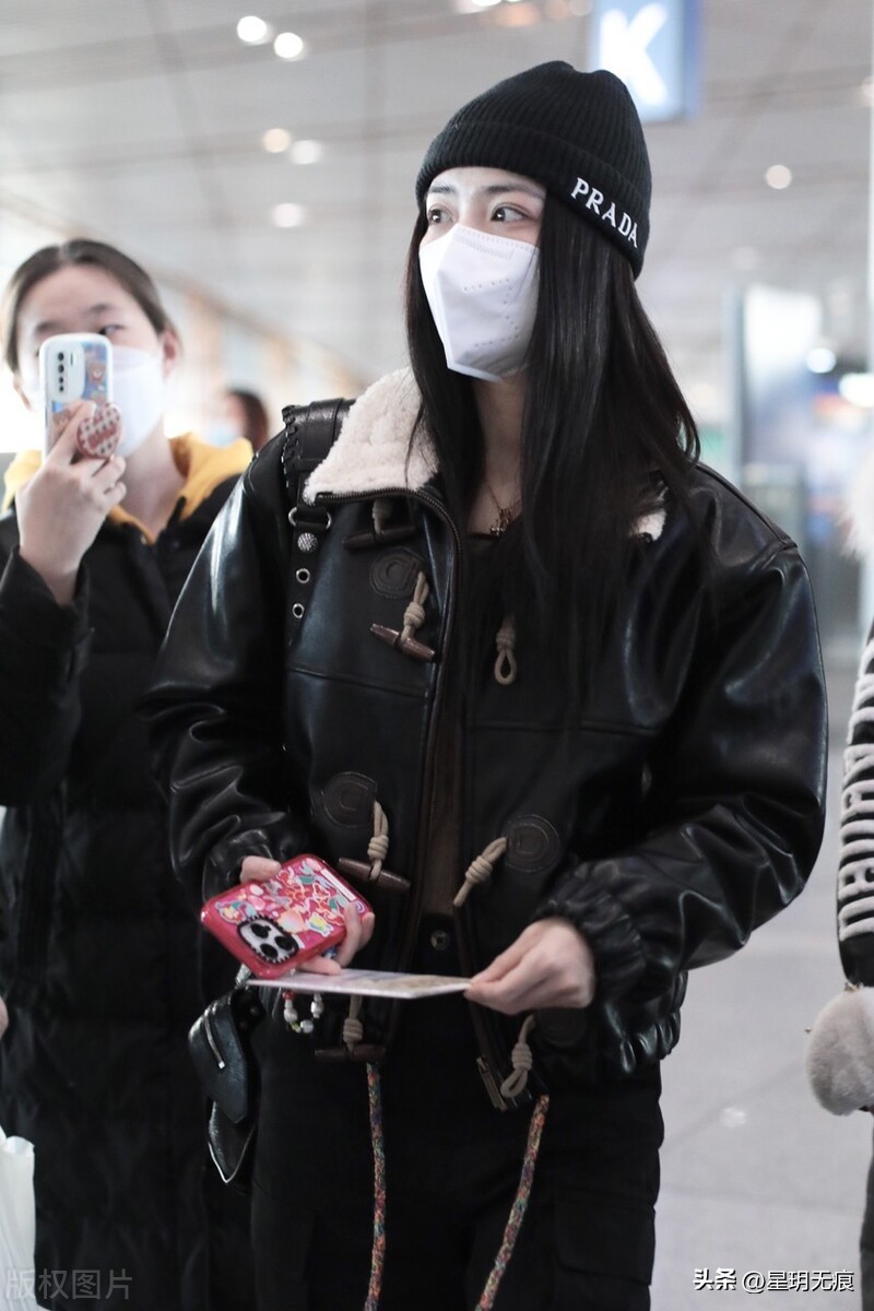Xu Lu is wearing a fur-integrated motorcycle jacket + woolen hat is ...