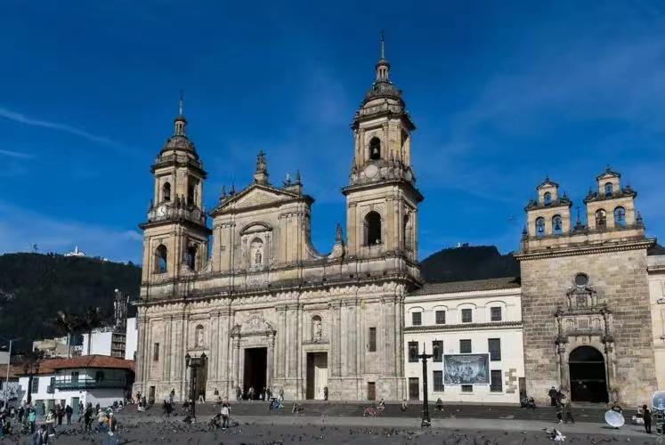 Explore the style and characteristics of Colombian Renaissance ...