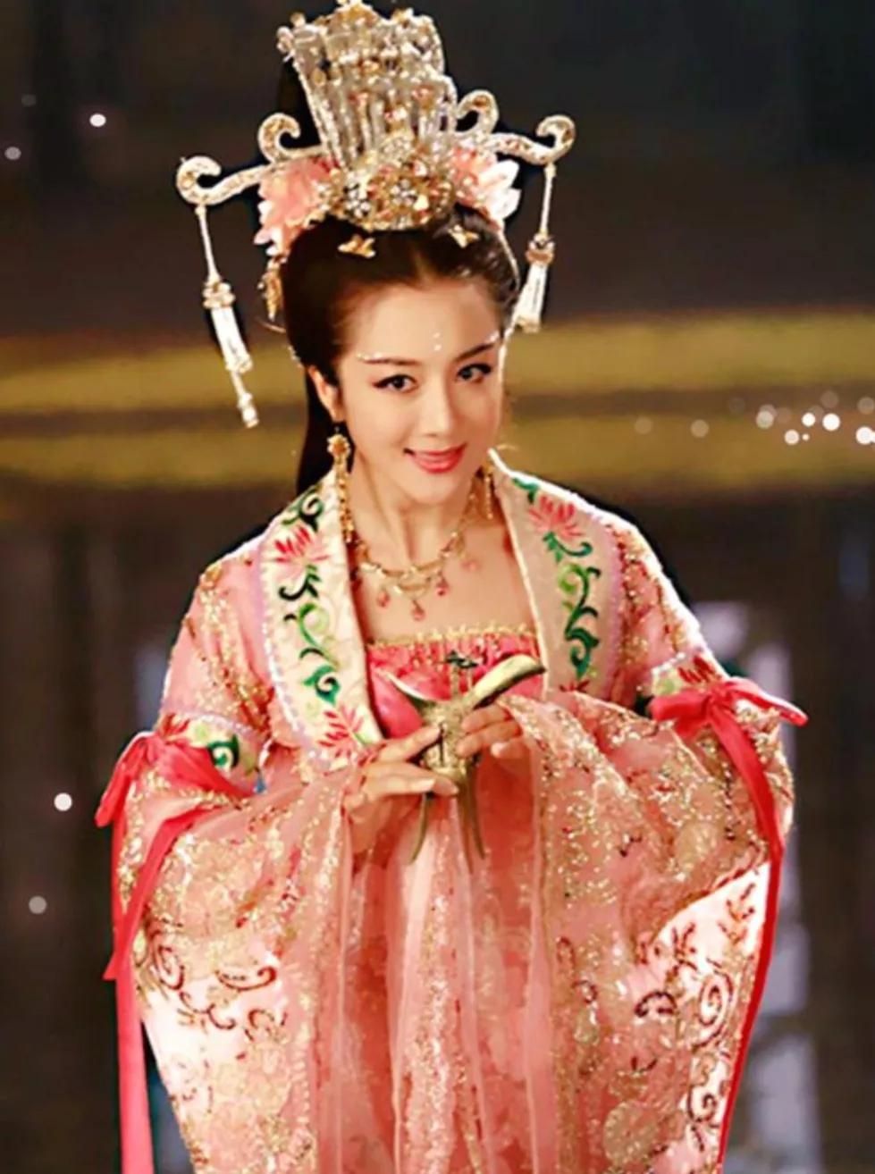 39-year-old Li Yixiao is pink and charming, making fans feast for the ...