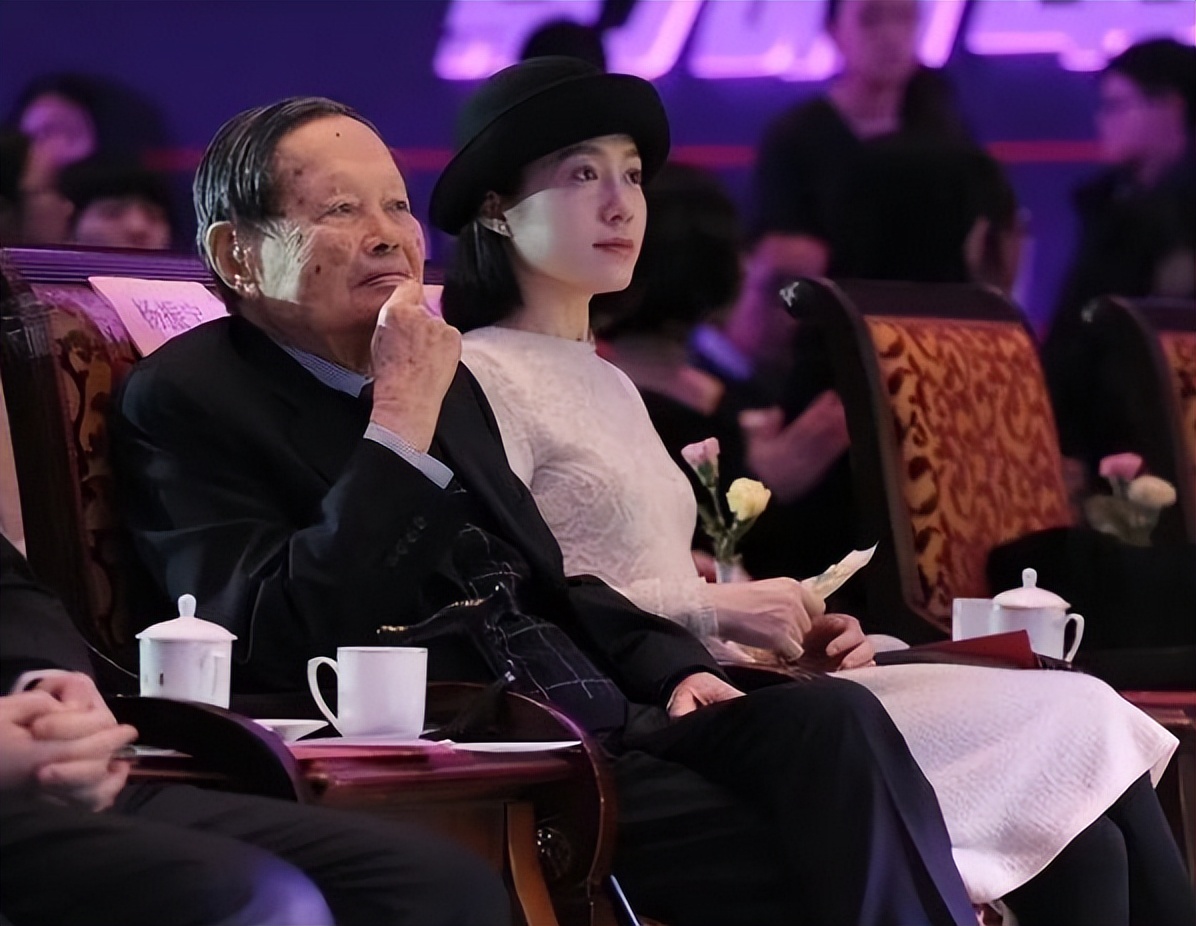 28 Year Old Weng Fan Married 82 Year Old Yang Zhenning What Exactly Do