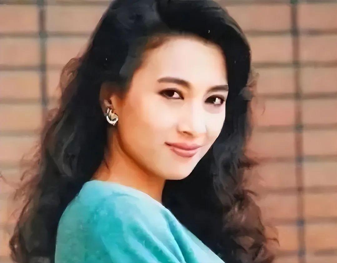 She married into a wealthy family at the age of 26, endured it for many ...
