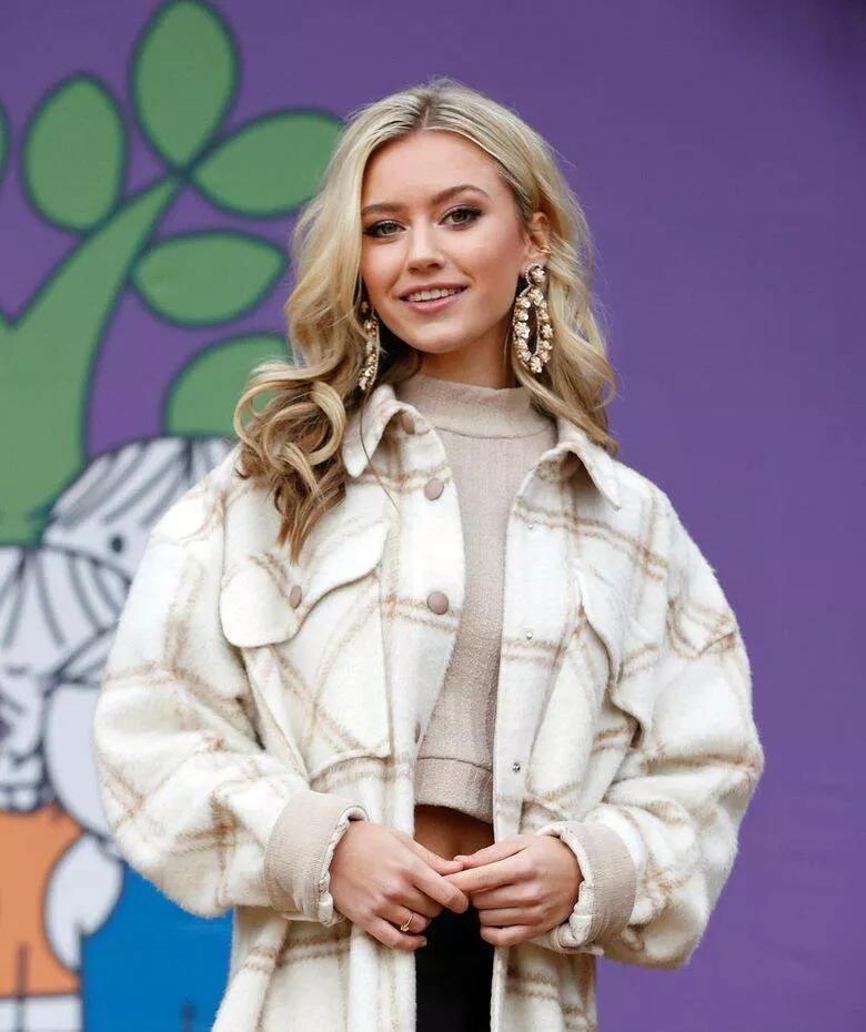 Famous Dutch female singer, her eyes are deep and addicting - iNEWS