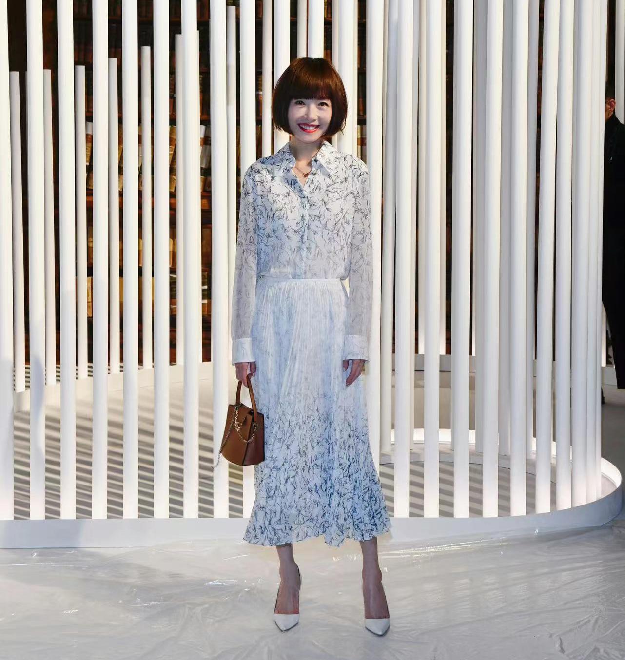 53-year-old Chen Luyu appeared in Italy, thin as ribs, breasts ...