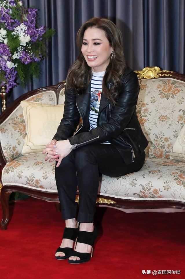 Queen Suthida of Thailand gave flowers to Uncle Psy after listening to ...