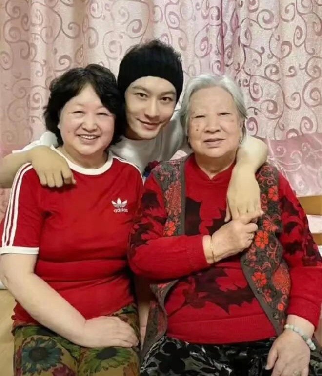 He lied to us for 23 years! She is Huang Xiaoming's mother, rich and ...