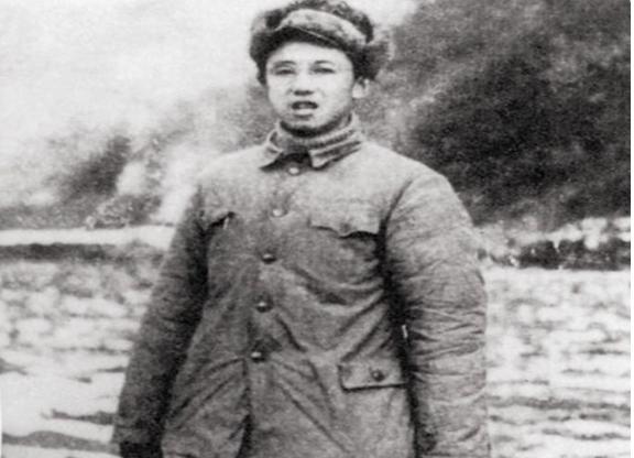 Liao Zhengguo, the founding major general, raised his grenade to ...
