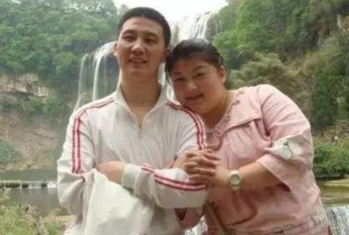 Yang Shulin: Waiting for his wife in prison and raising his daughter alone, now the family of ...