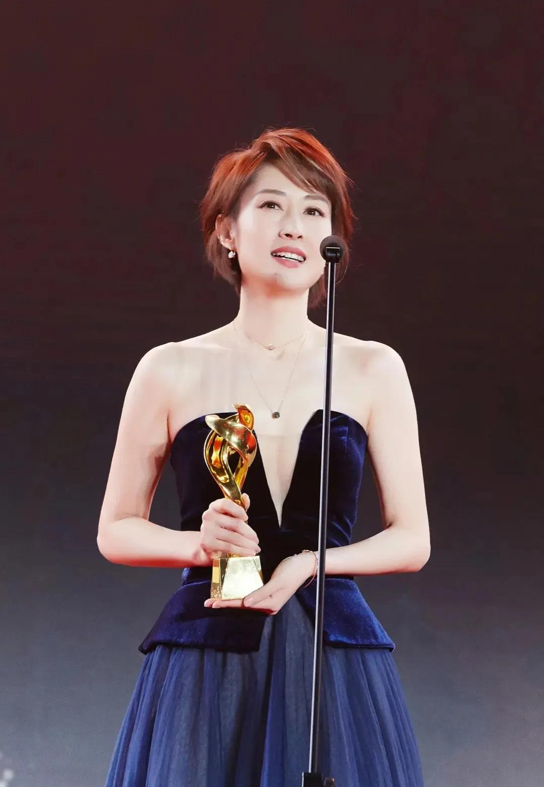 Charm goddess Liu Mintao charming pictures born in 70s - iNEWS