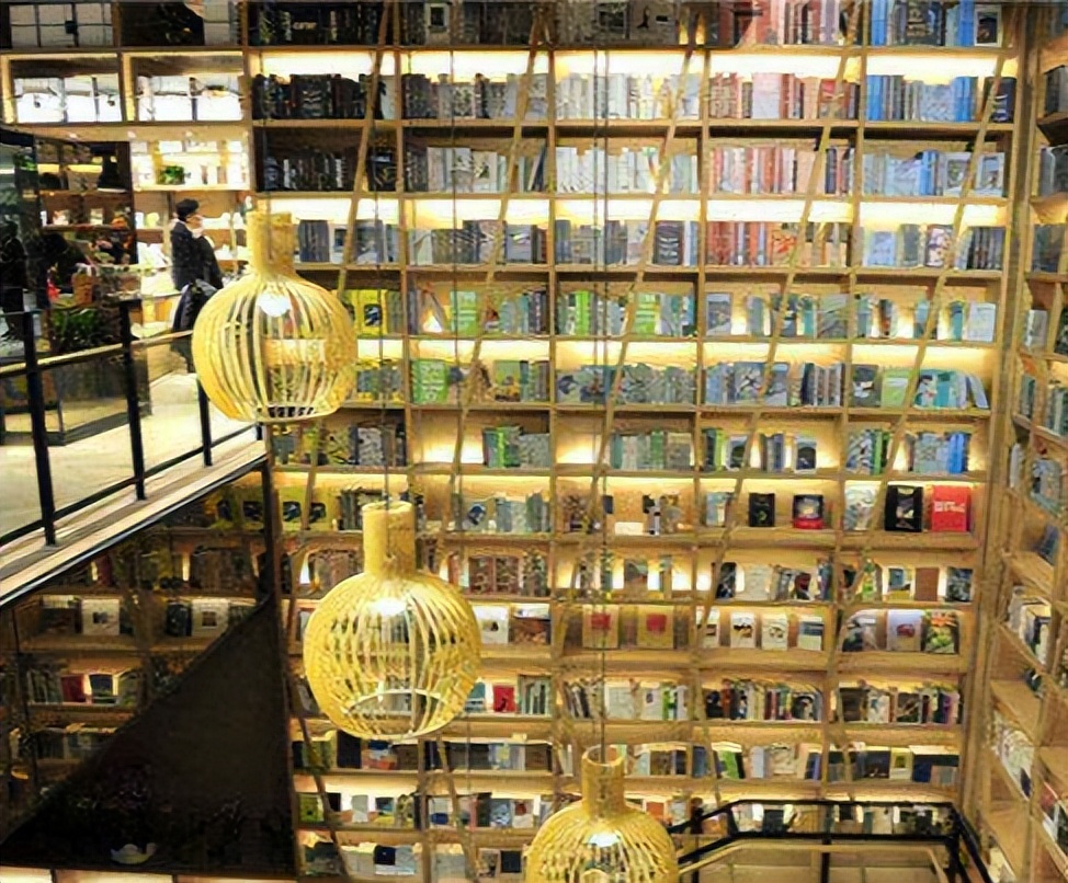 The world's largest bookstore covers an area the size of 15 basketballs ...
