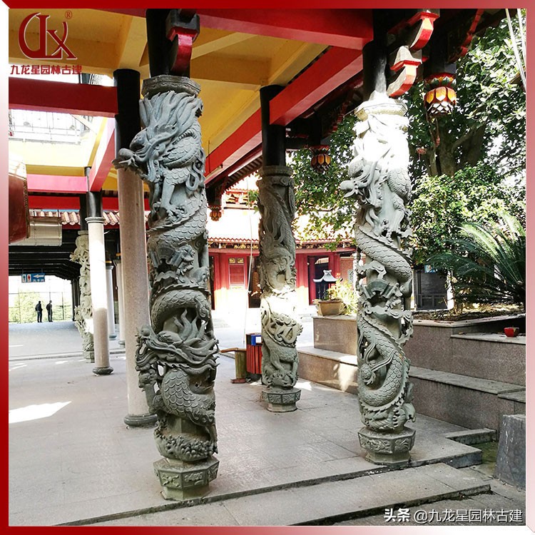 The stone carving dragon column at the entrance of the temple hall can ...
