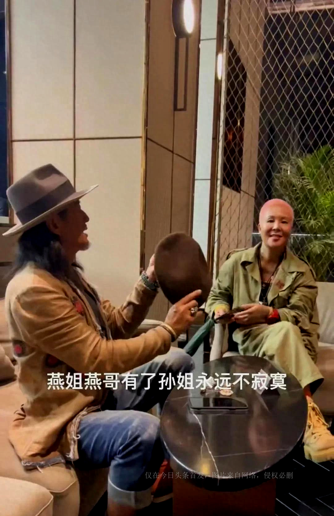 New love? 58-year-old Sun Xing interacted closely with a wealthy woman ...