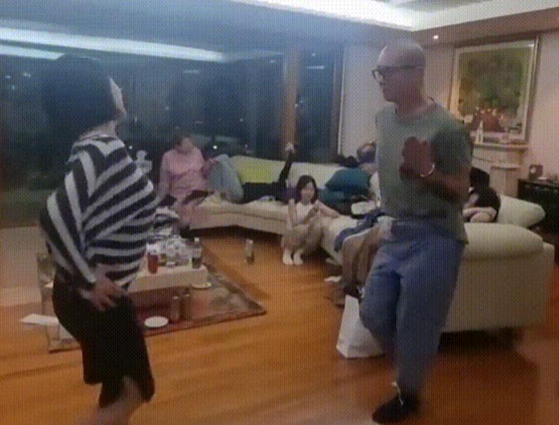 Little SKoo Jun-yup dances intimately, twists her waist and strapless straps to avoid suspicion ...