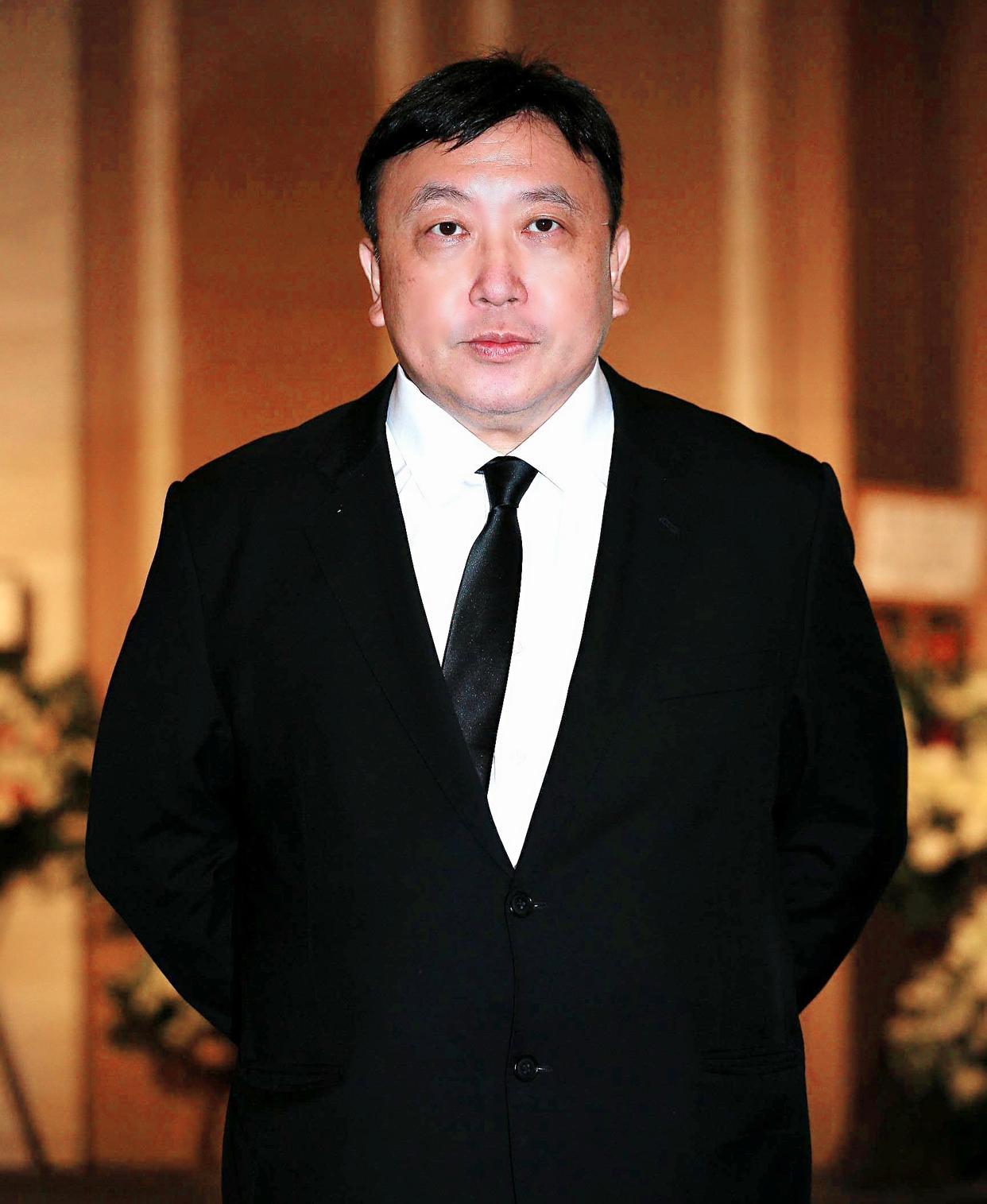 The 67-year-old director Wang Jing made a rare appearance, wearing pink short-sleeved very fancy ...
