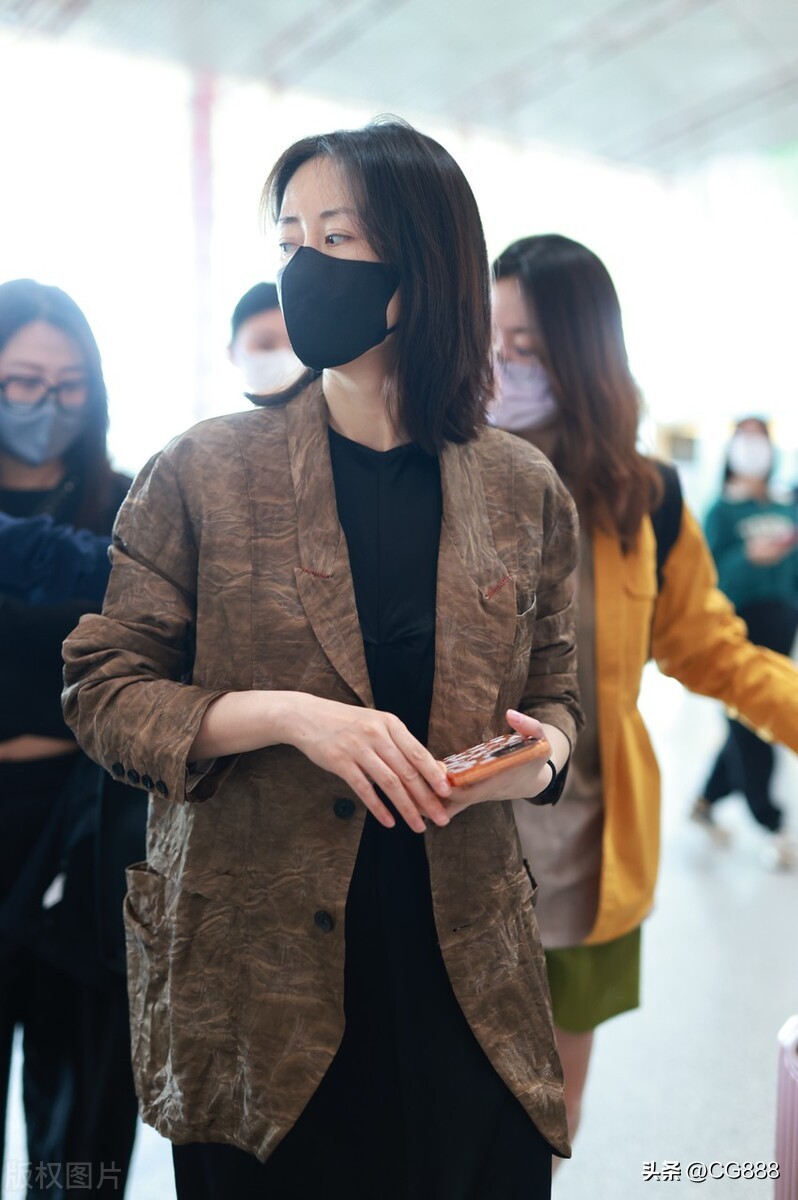 Liu Mintao appeared in the star airport photo of Beijing Airport - iNEWS