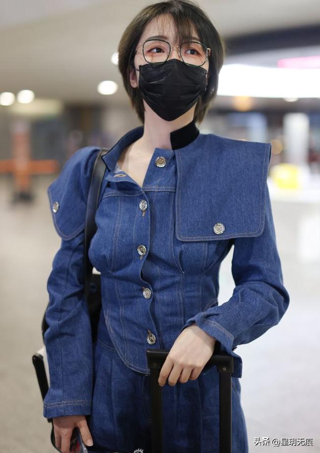 Liu Lian wears a denim suit with luggage and shows up at the airport ...