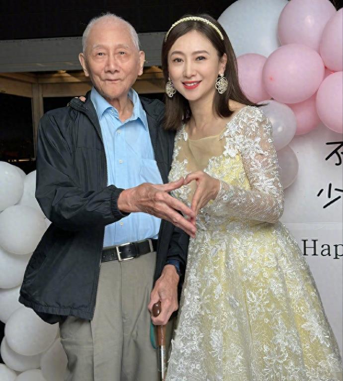 On Weng Hong's 55th birthday, his 96-year-old father with cake prints ...