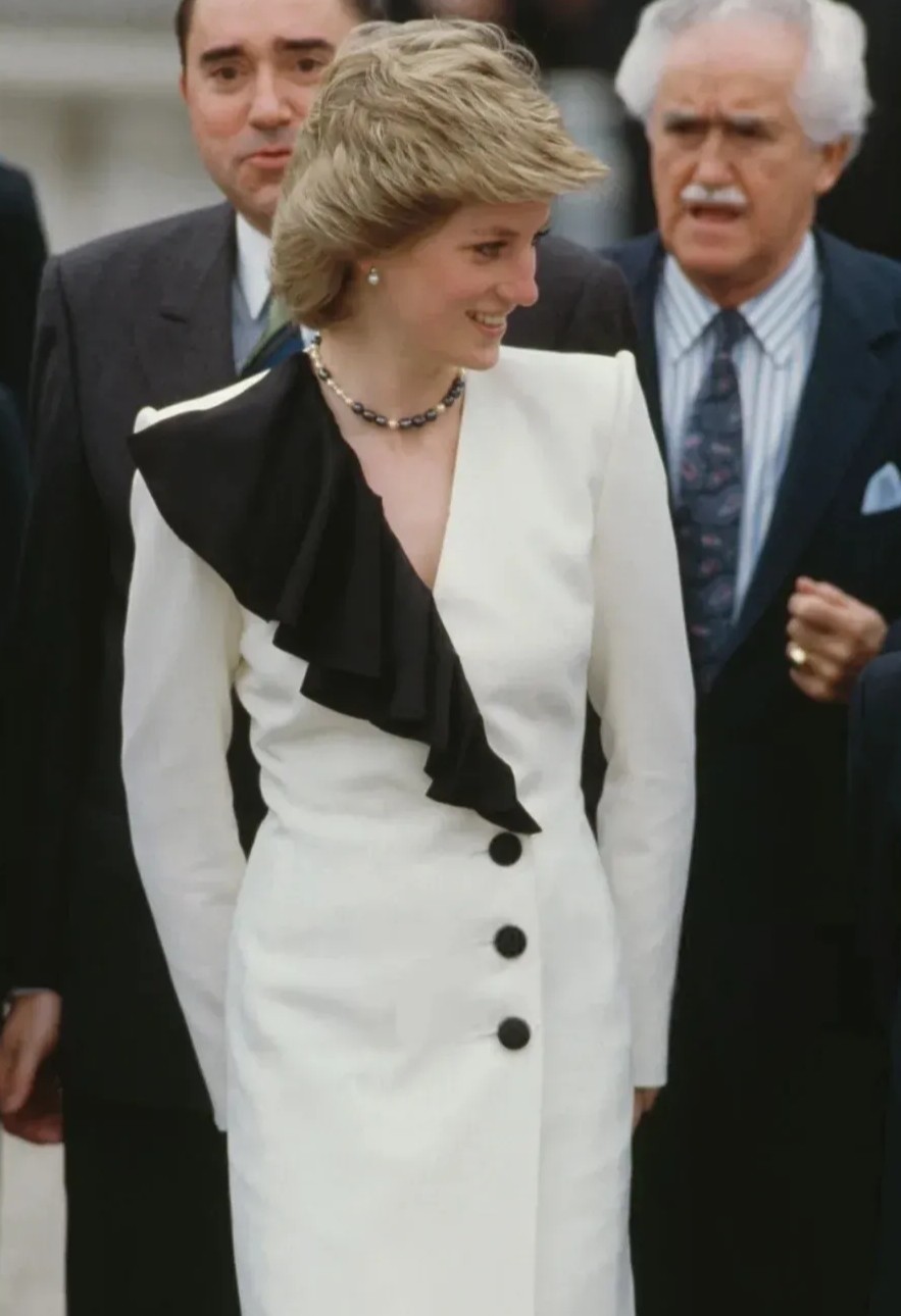 Fashion is a cycle!Looking back at Princess Diana's outfits, they are ...