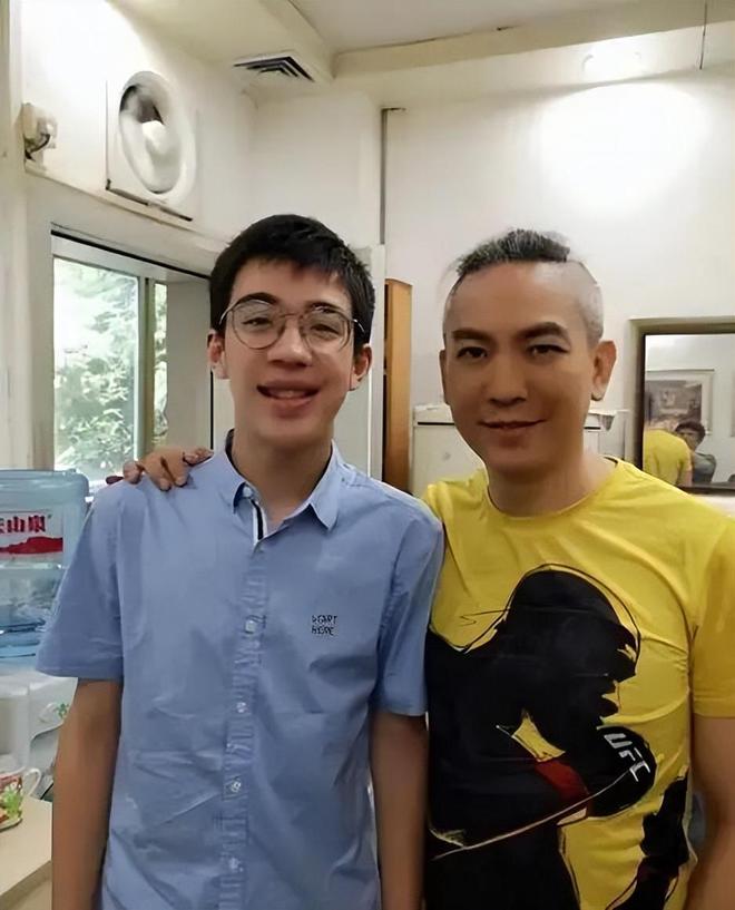 "Kang Paulo" Xie En studied abroad for the fourth year, his father-son ...