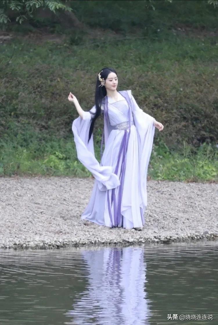 Zhao Liying and Feng Xing's long purple dress are floating in the water ...