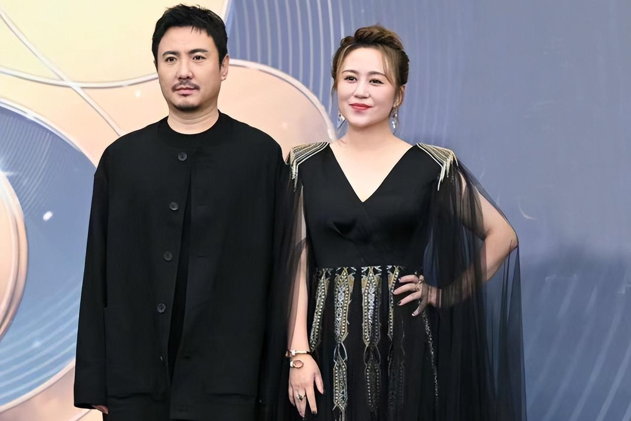 Shen Teng and Nicholas Tse bumped into shirts, did three push-ups and was escorted off the stage ...